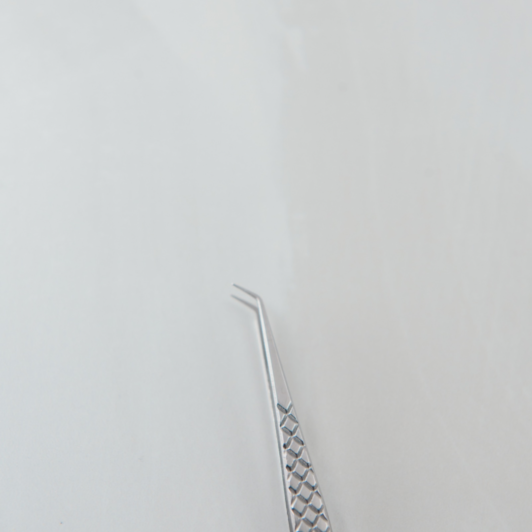 Slim angle tweezer – luxeloungespa